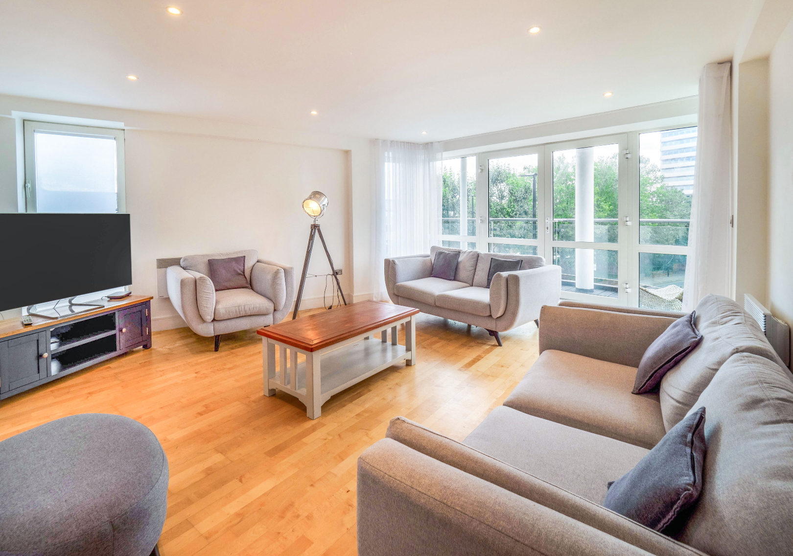 Balcony flat, 560 Chiswick High Road, Chiswick, W4 5RR - PARKING BY ...